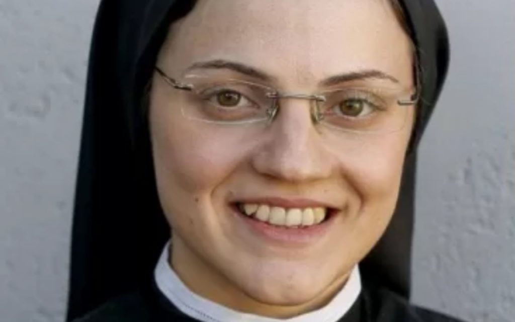 Suor Cristina cambia look e torna laica, ma un dettaglio incredibile non sfugge ai fan
